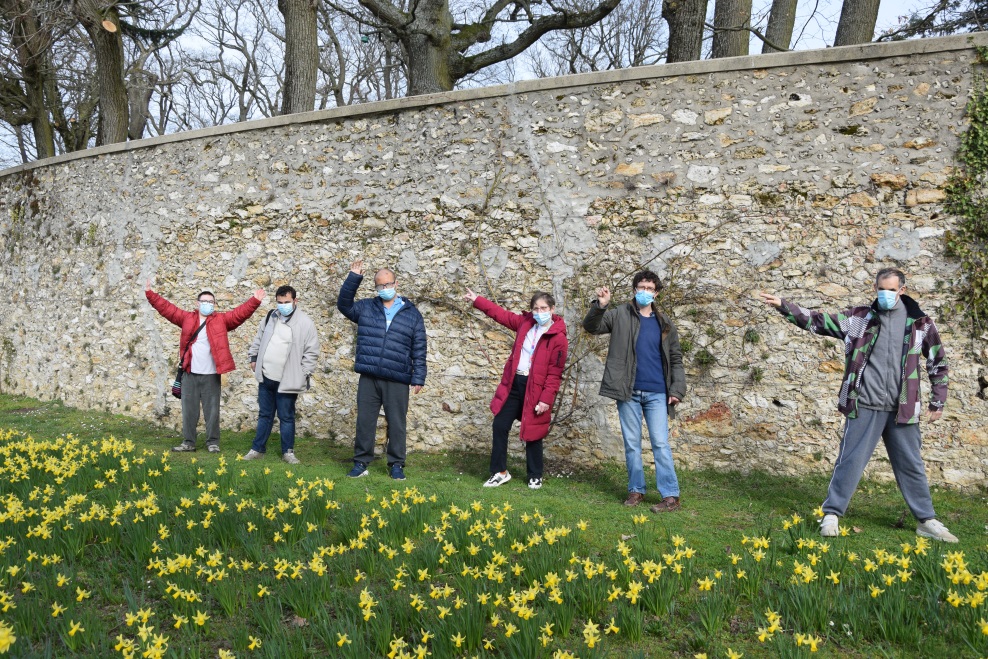 Balade au parc Henri Sellier pour les résidents du CAJ Les Robinsons