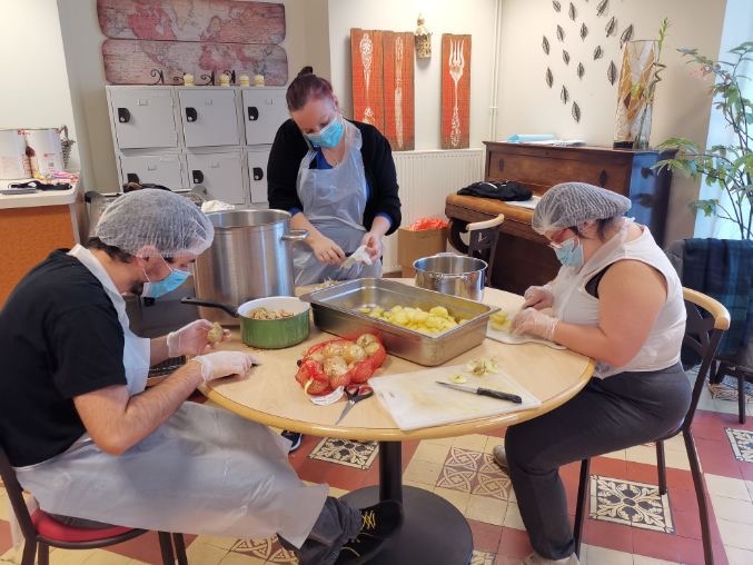 Les résidents du Foyer de Villemer préparent le repas dominical