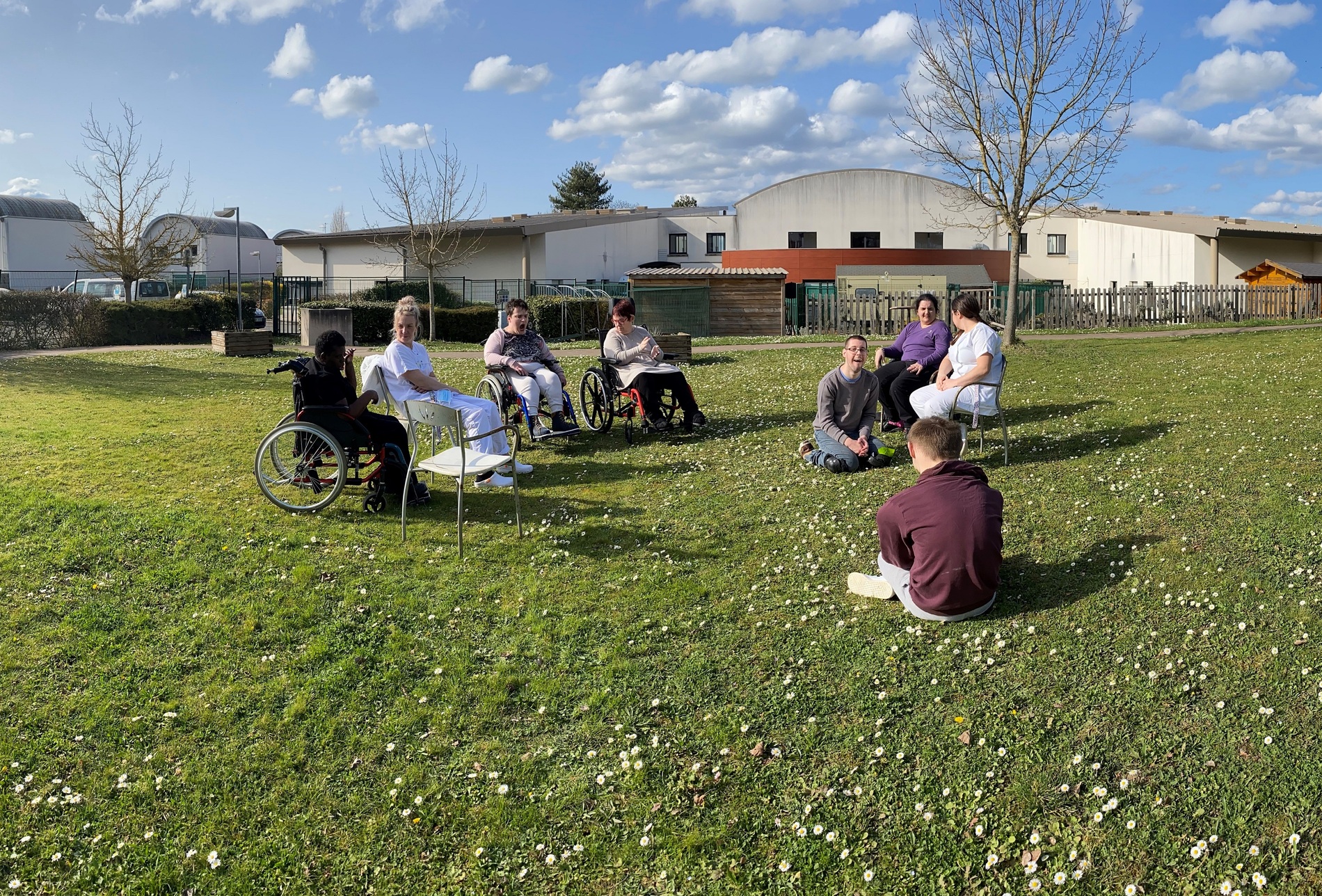Les résidents profitent du début du printemps au parc sensoriel de la MAS